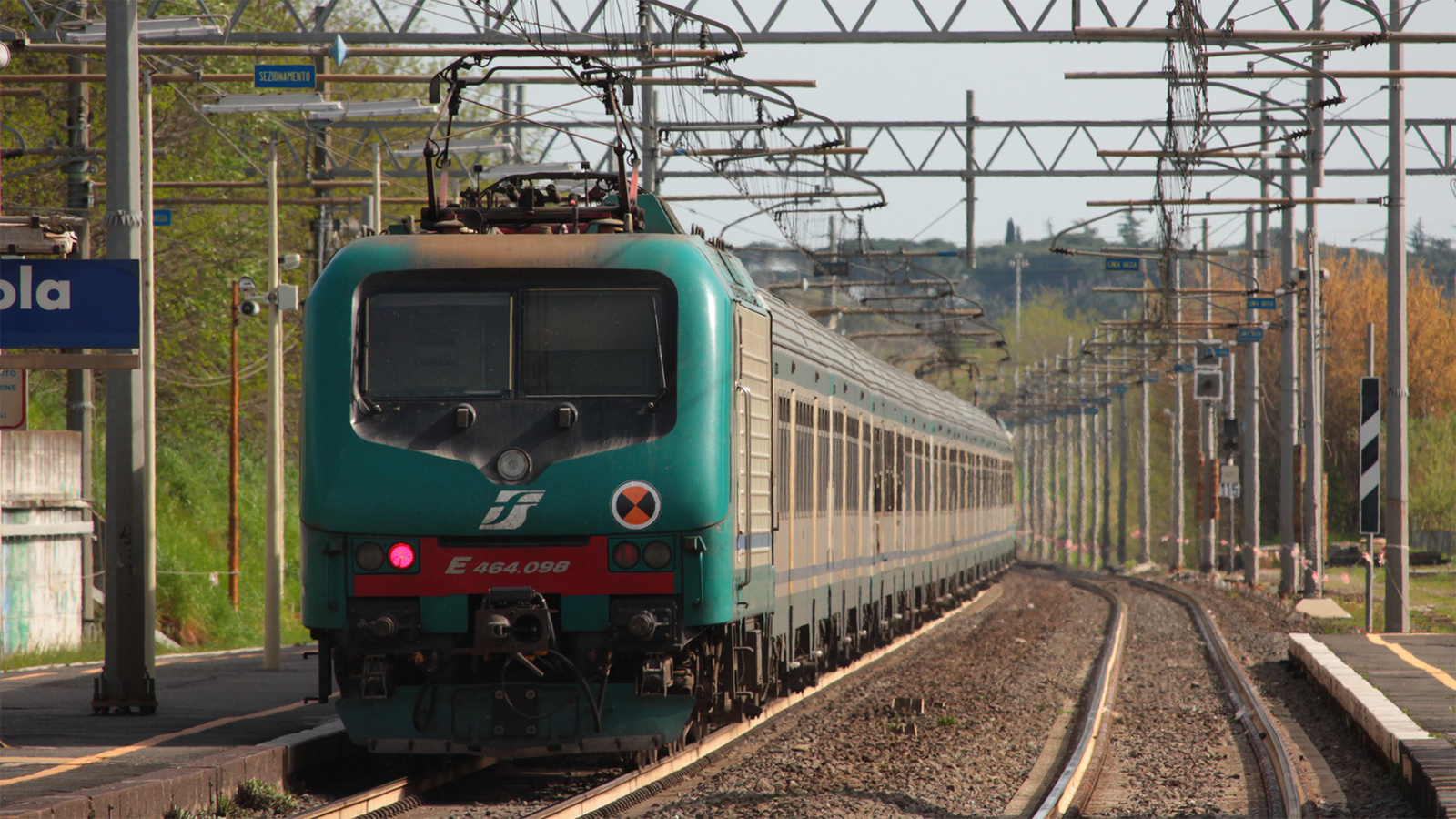 E464 098 e E464 095 Torricola | TrainsPictures.com