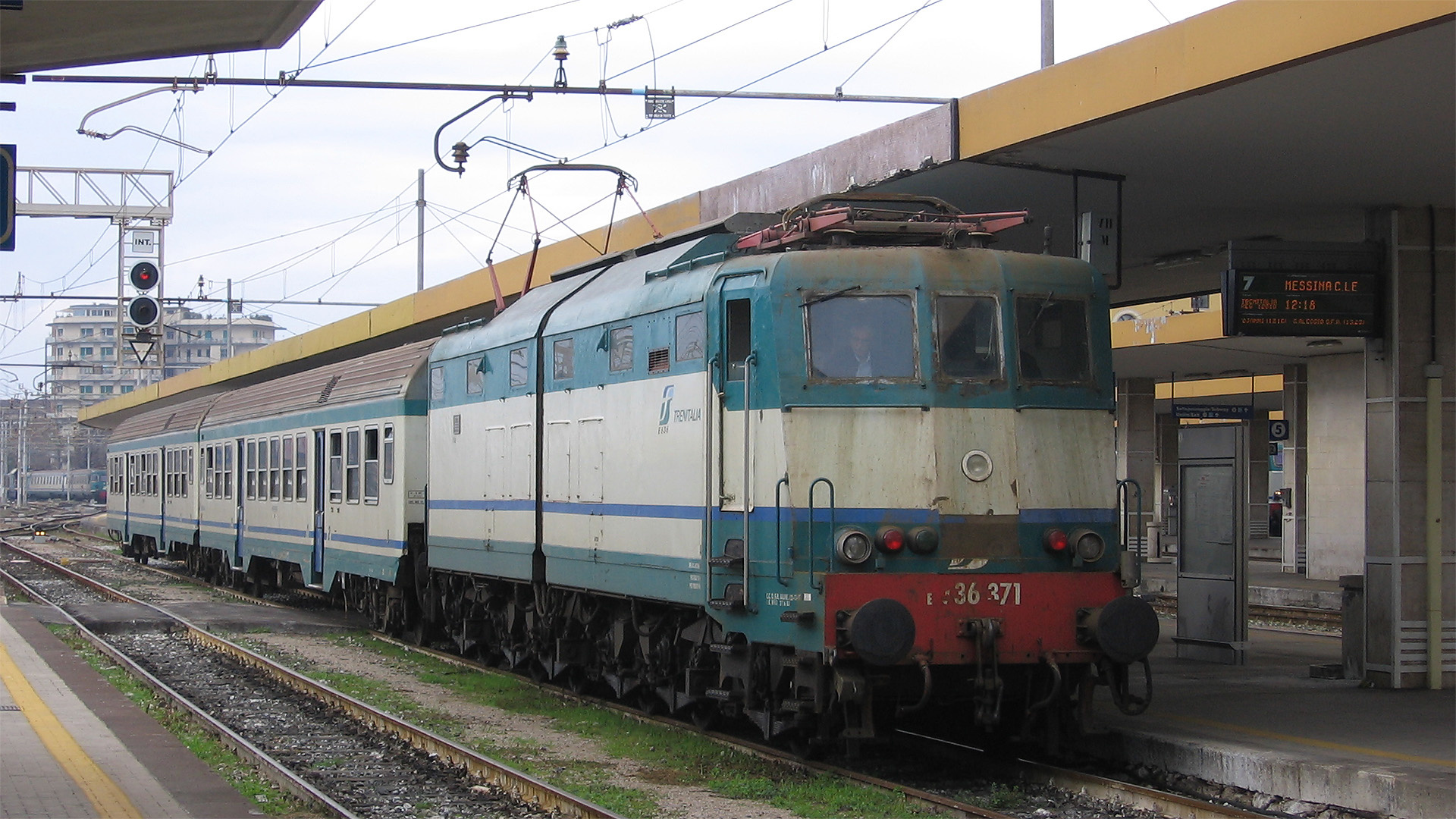 E636 371 Catania Centrale | TrainsPictures
