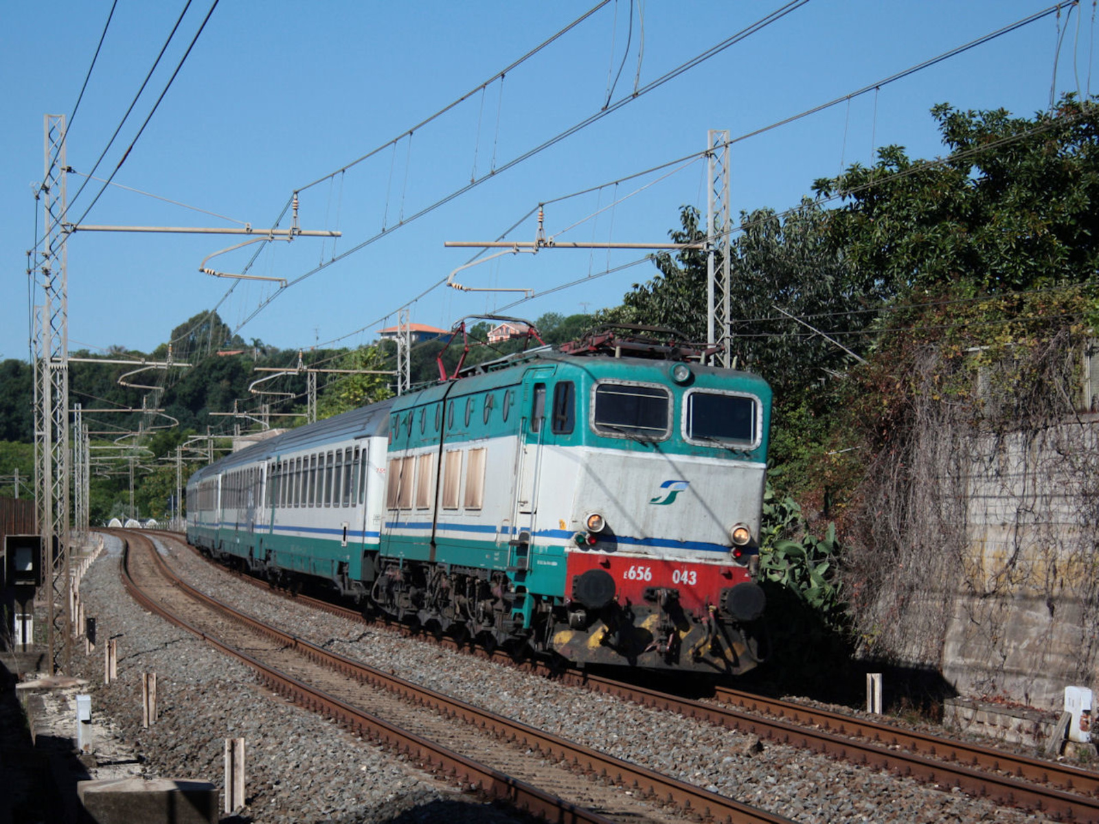 E656 043 Carrubba IC 722 | TrainsPictures