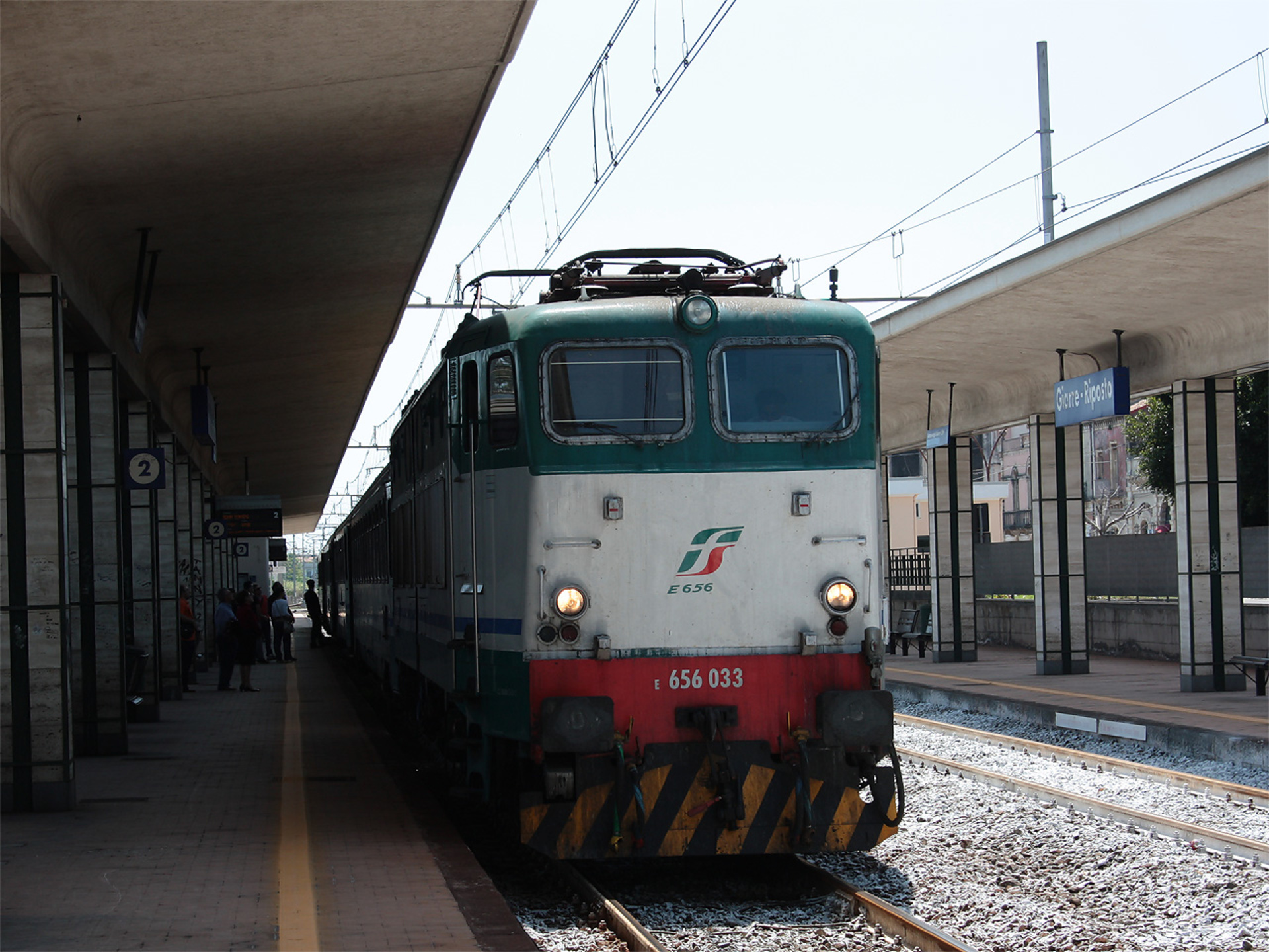 E656 033 Giarre-Riposto Intercity 724 | TrainsPictures