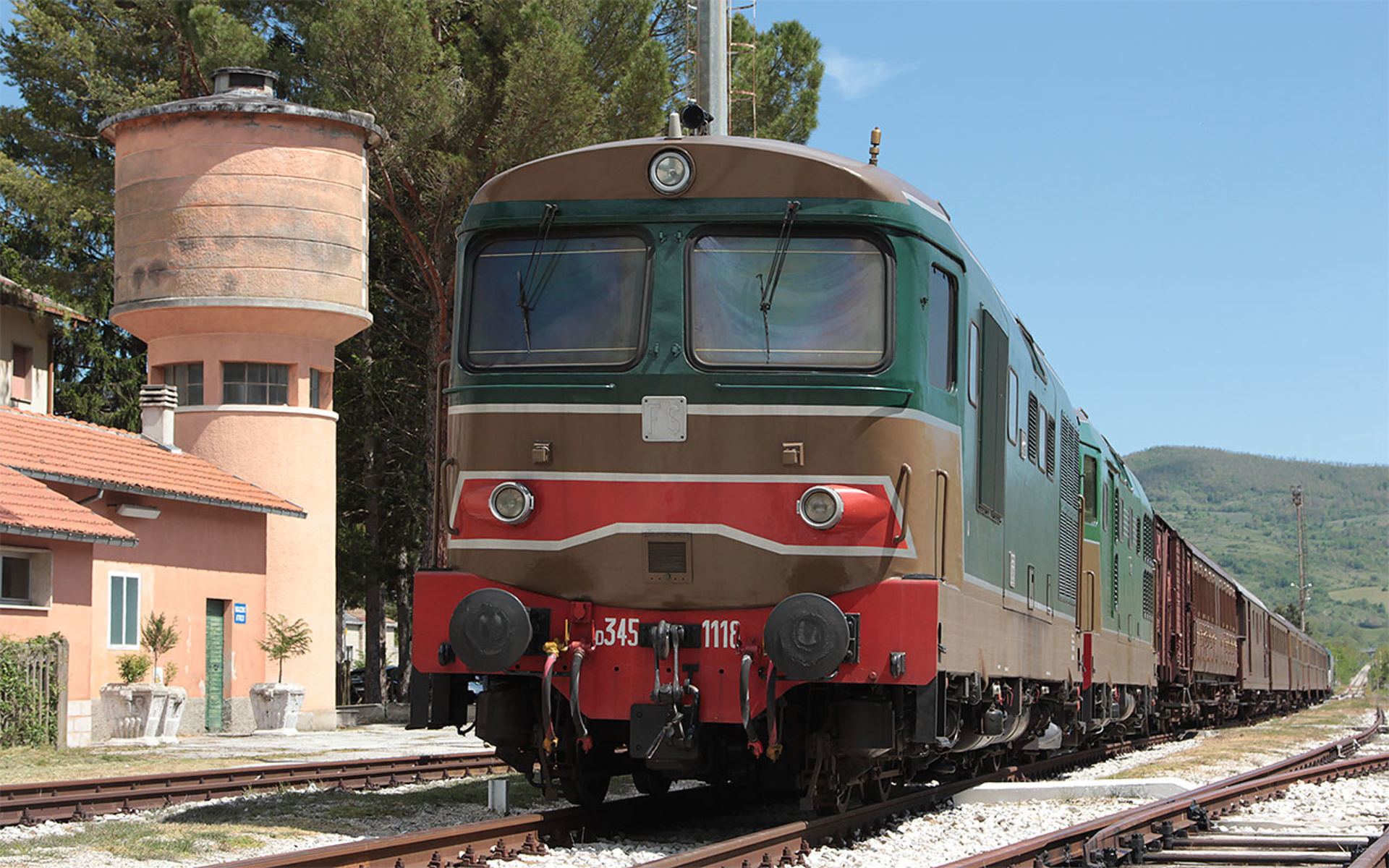 D345 1118 e D343 1030 Castel di Sangro | TrainsPictures.com