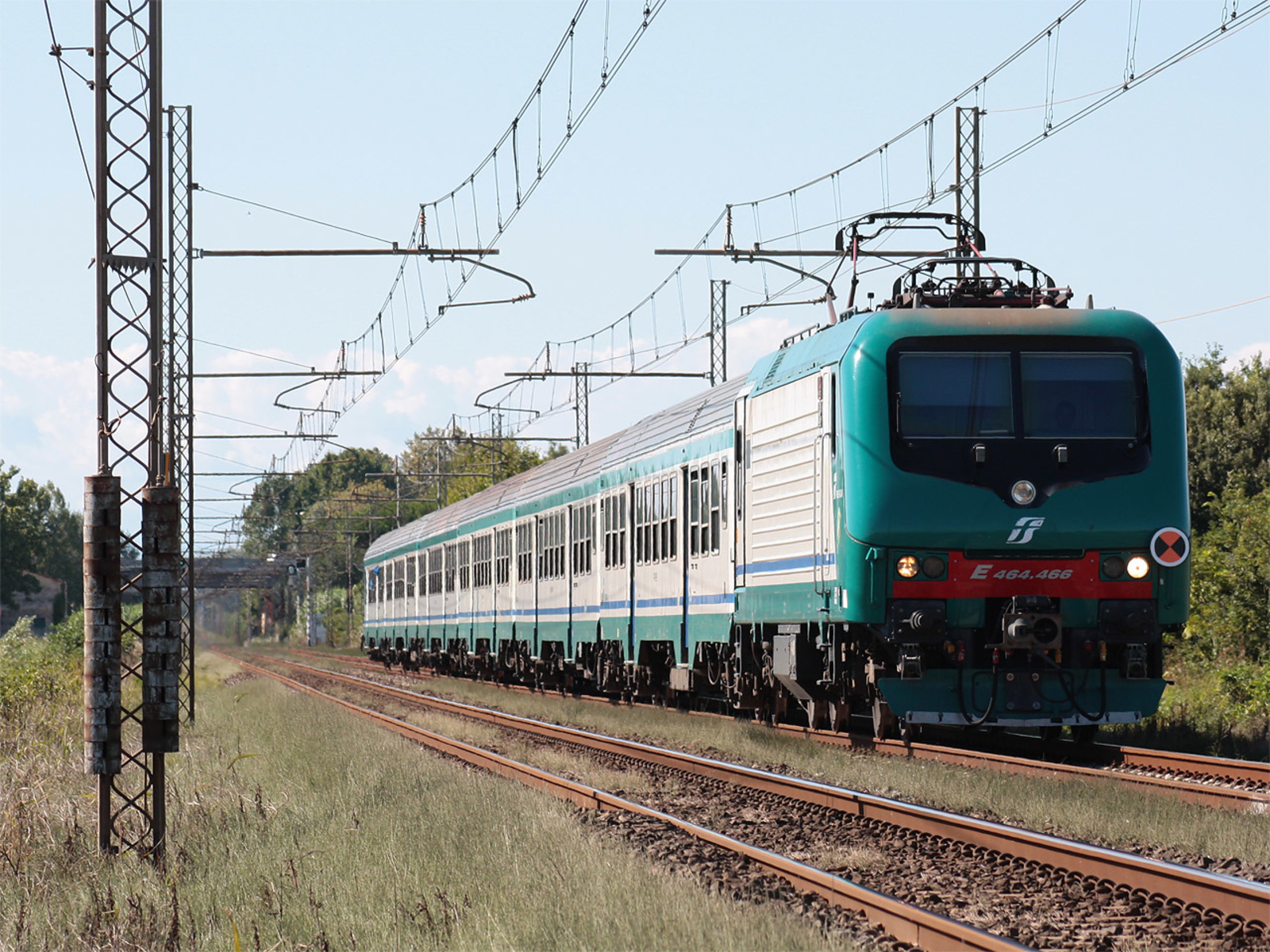 E464 466 Migliarino Pisano | TrainsPictures.com