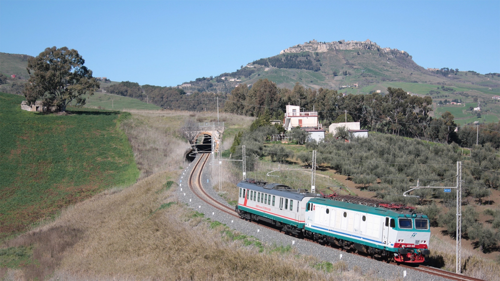 E633 101 Enna | TrainsPictures.com