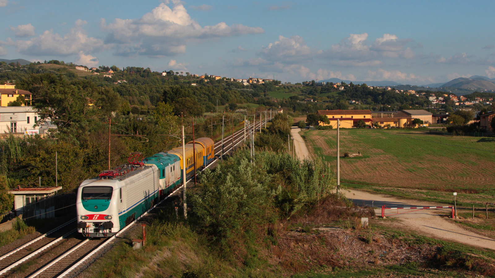 E402 158 e D445 1021 Stimigliano | TrainsPictures.com