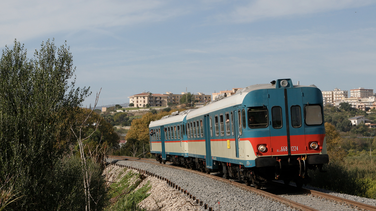 ALn668 1224 e 1220 Noto | TrainsPictures