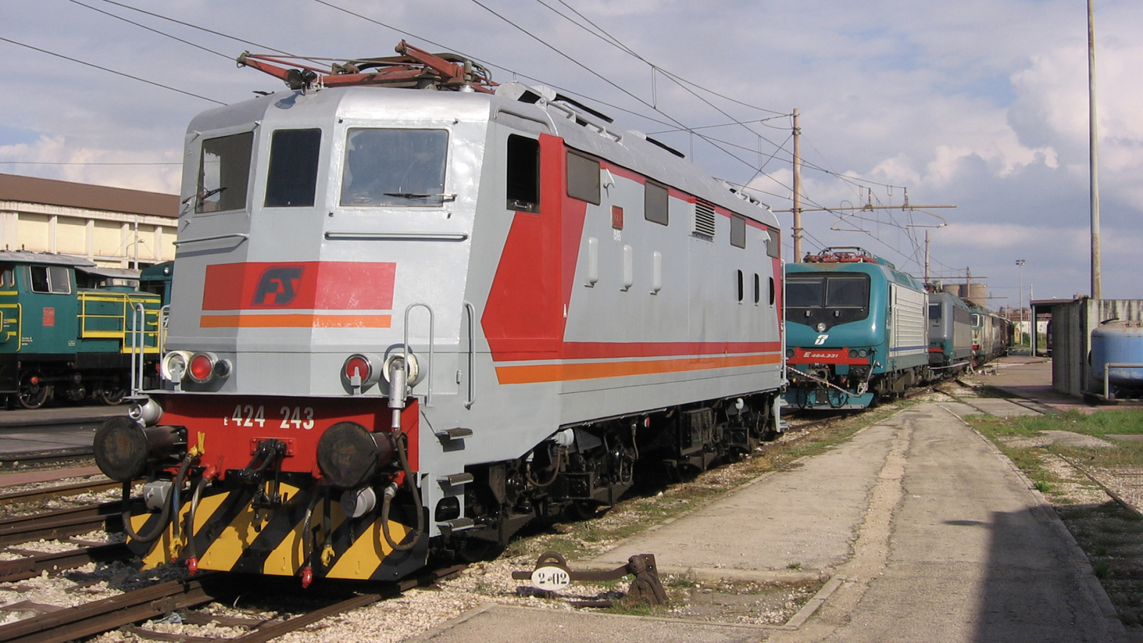 E424 243 Deposito Locomotive Taranto | TrainsPictures.com